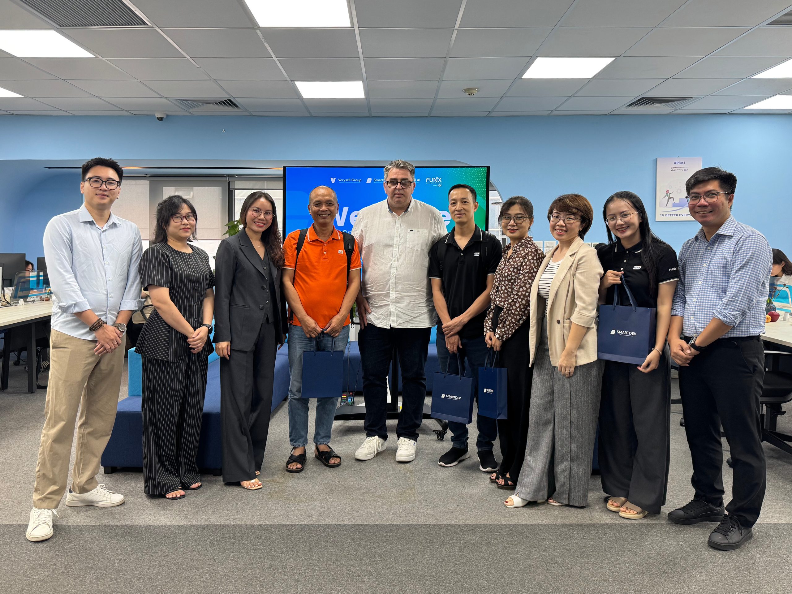 Cérémonie de signature du protocole d'accord entre SmartDev, Verysell ...